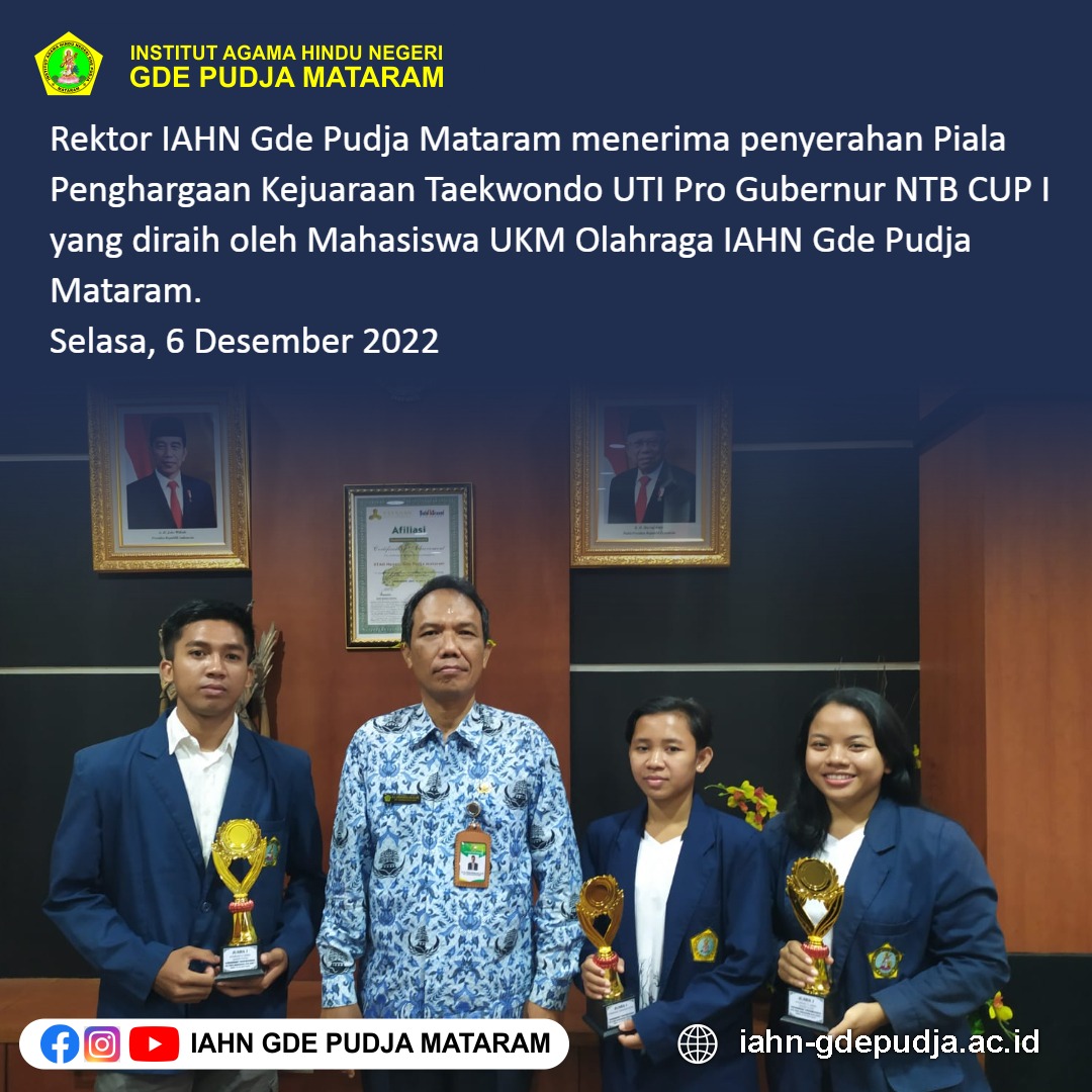 Rektor IAHN Gde Pudja Mataram menerima penyerahan Piala Penghargaan ...